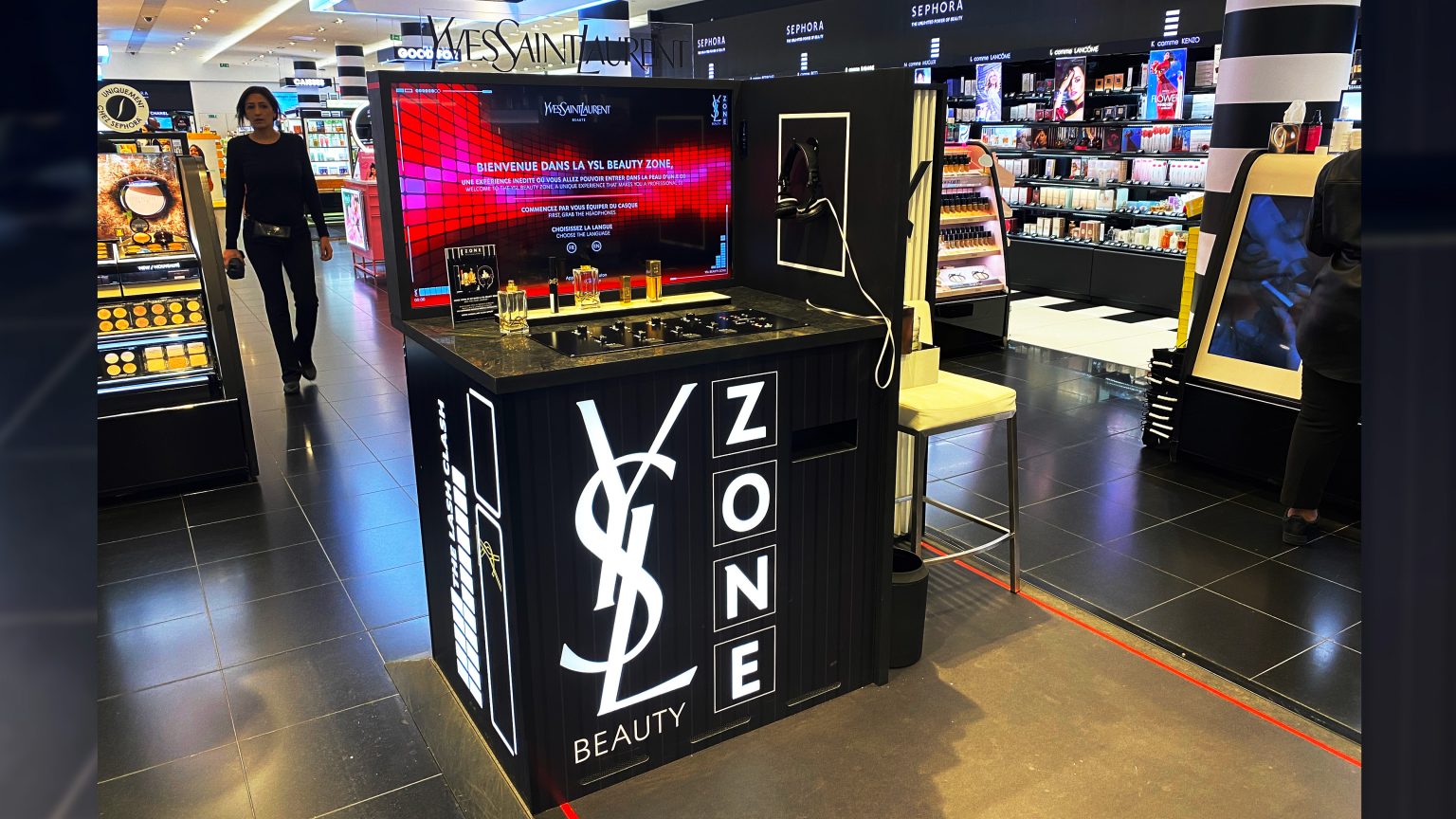 Le Studio Dynamic | Yves Saint Laurent - DJ Booth